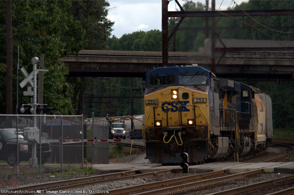 CSX AC44CW 259 leads Q300-08